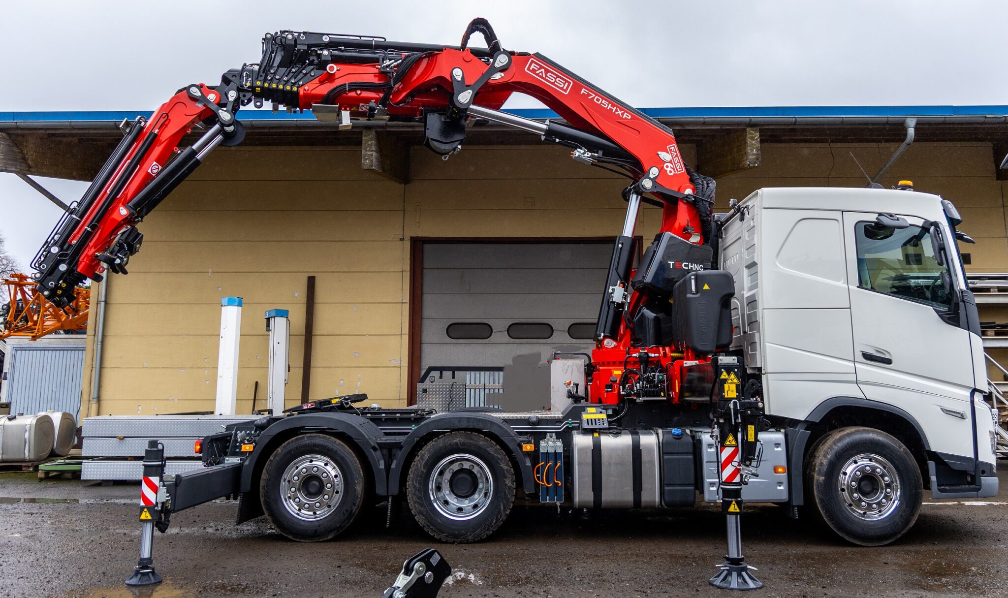 DEMO-Fahrzeug VOLVO FH500, 6x2 mit Fassi Ladekran F705R.2.7 - sofort ...